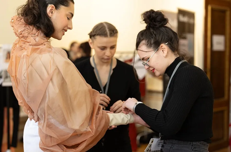 Restrained women | IFA Paris Fashion School